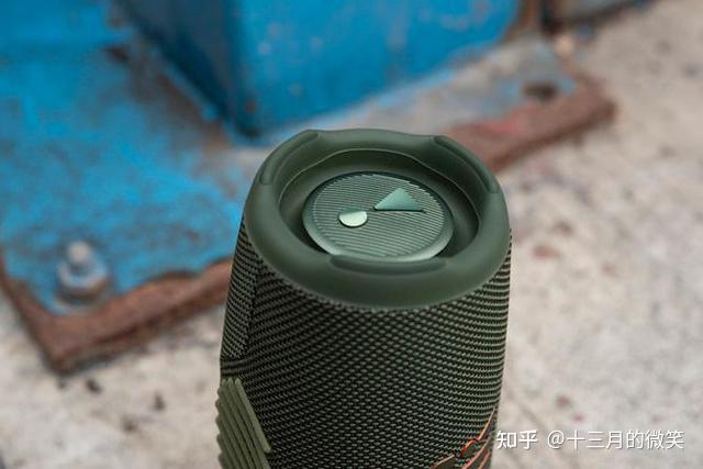 JBL新出的charge 5表现如何？频响还是平直的吗?