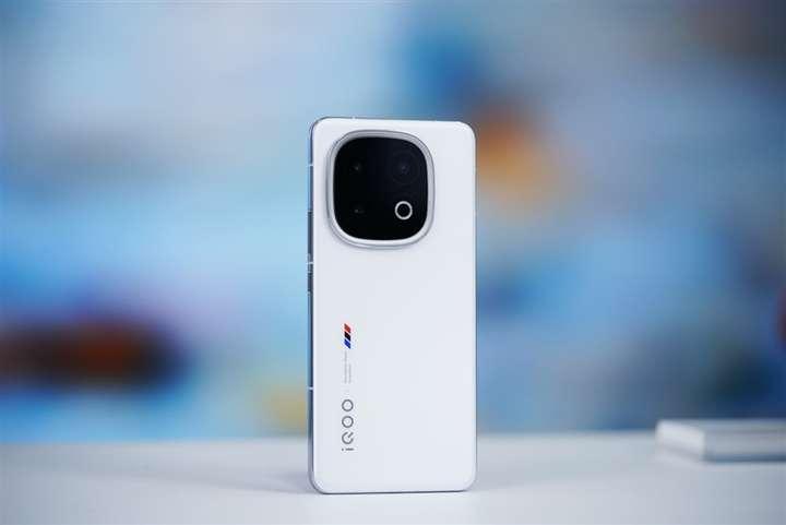 iQOO 13全面测评：首搭Q2自研电竞芯！既是性能旗舰，还是年度全能水桶机 - 知乎