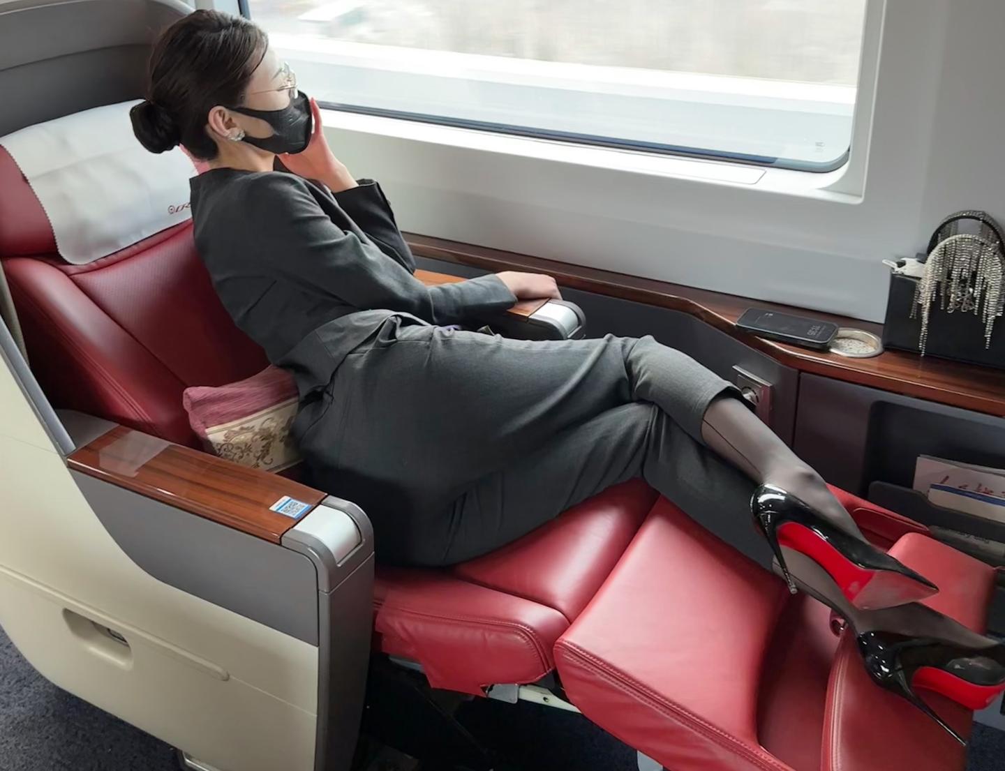 脸红Dearie - 高铁之旅写真 [69P-276M] - 知乎