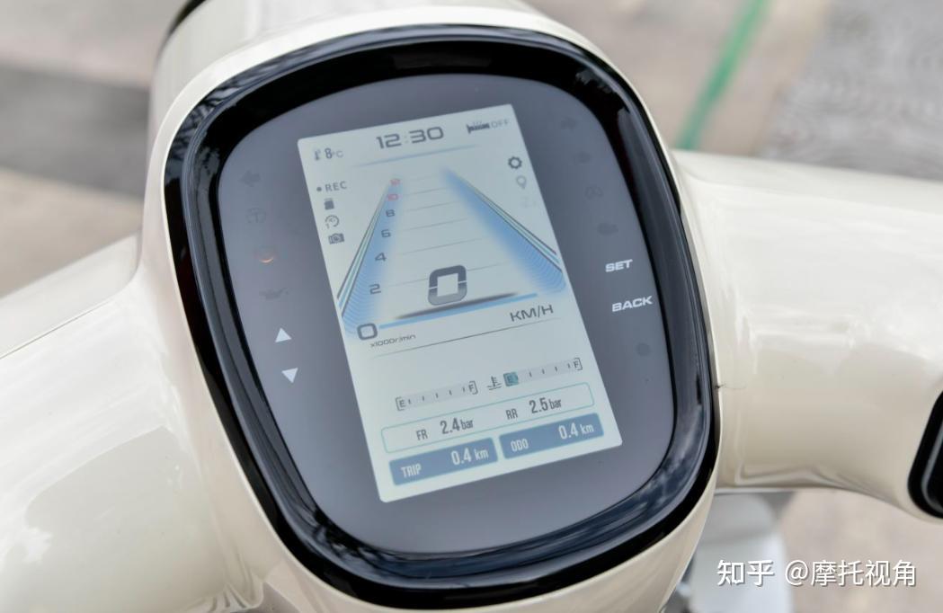 这款150踏板升级四气门、14L油箱和记录仪，11980元起，有250版本 - 知乎