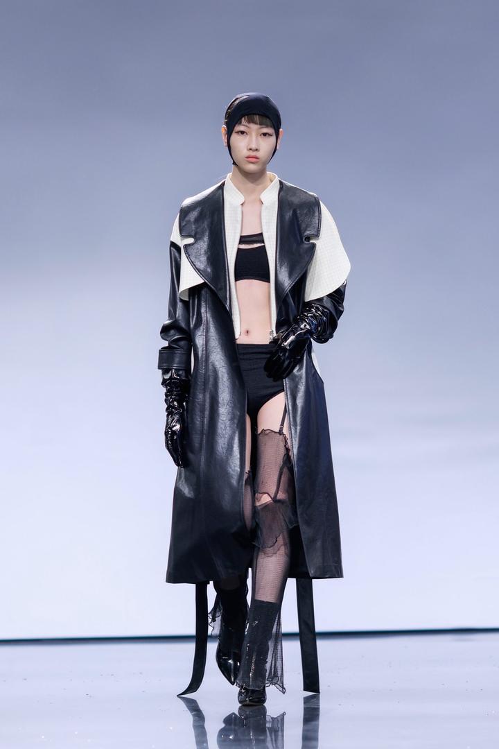 SHIE LYU 2021 秋冬系列探讨人体与异材质的半共生关系 - 知乎