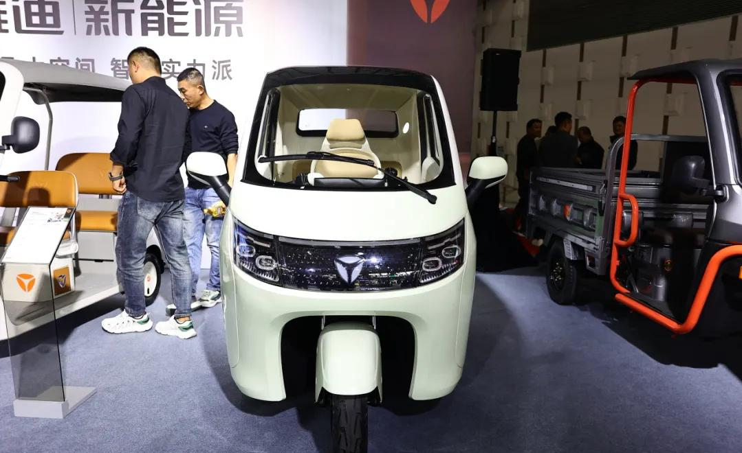 冬季出行神器！雅迪全封闭三轮篷车EV301，舒适安全又智能，5000元以内拿下！ - 知乎