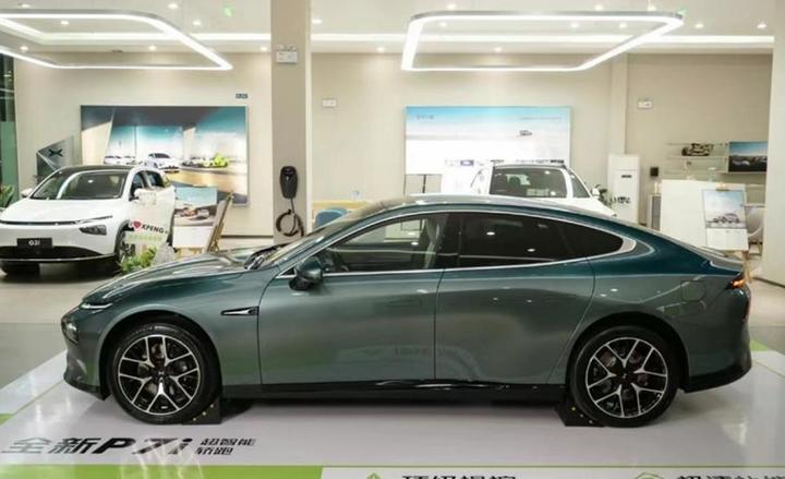 黑标配绿漆，带剪刀门的“西装暴徒”，小鹏P7i比Model3强？ - 知乎