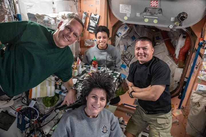 【快讯·国际航天】美国国家航空航天局的SpaceX·Crew-4乘组航天员在大西洋安全溅落 - 知乎