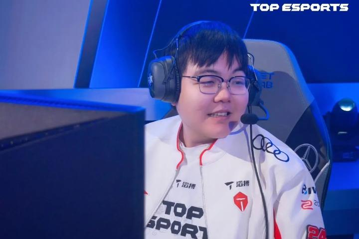 Faker都看不懂369的操作，回放四遍也不知道他开金身在躲什么技能 - 知乎