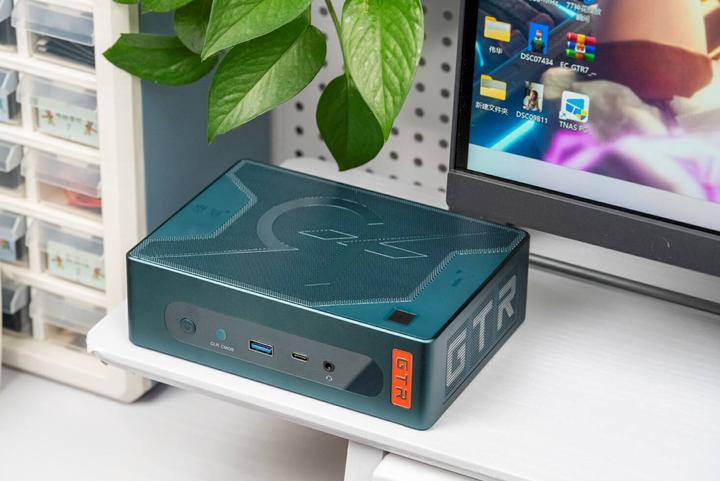 迷你主机装上墙，零刻GTR 7另类玩法，7840 HS性能卓越 - 知乎