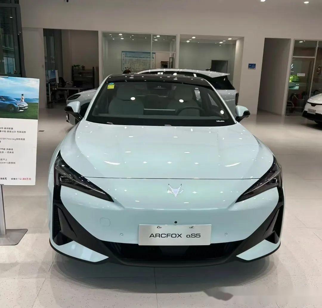 极狐阿尔法S5：入职前没听过我这名字？笑话，我可是长达4.8米的轿车，还有我这配置，你居然还不认识我，小米SU7知道吧，我也知道 - 知乎