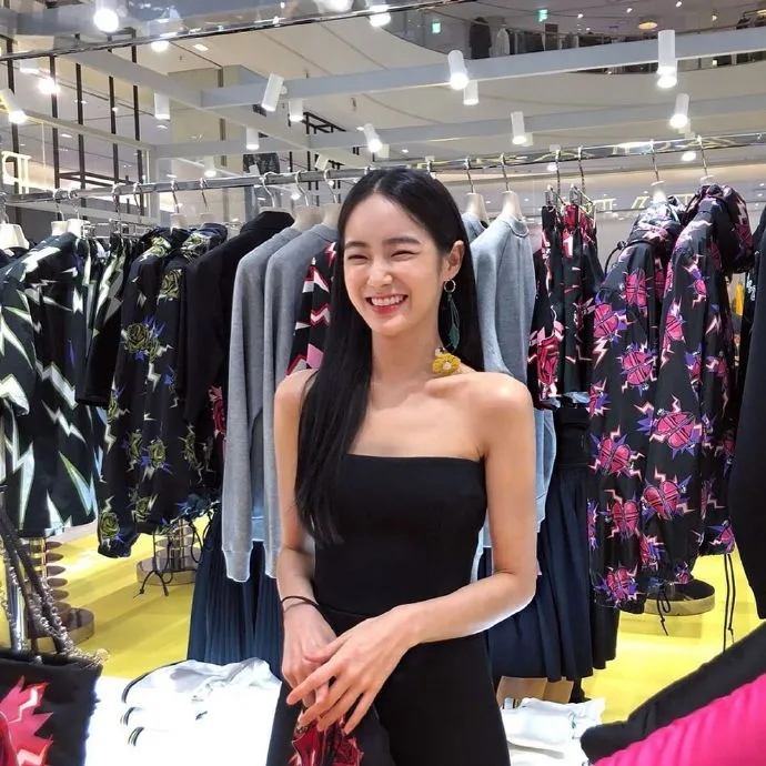 街拍:女人穿上高跟鞋,散发出迷人的气息 知乎