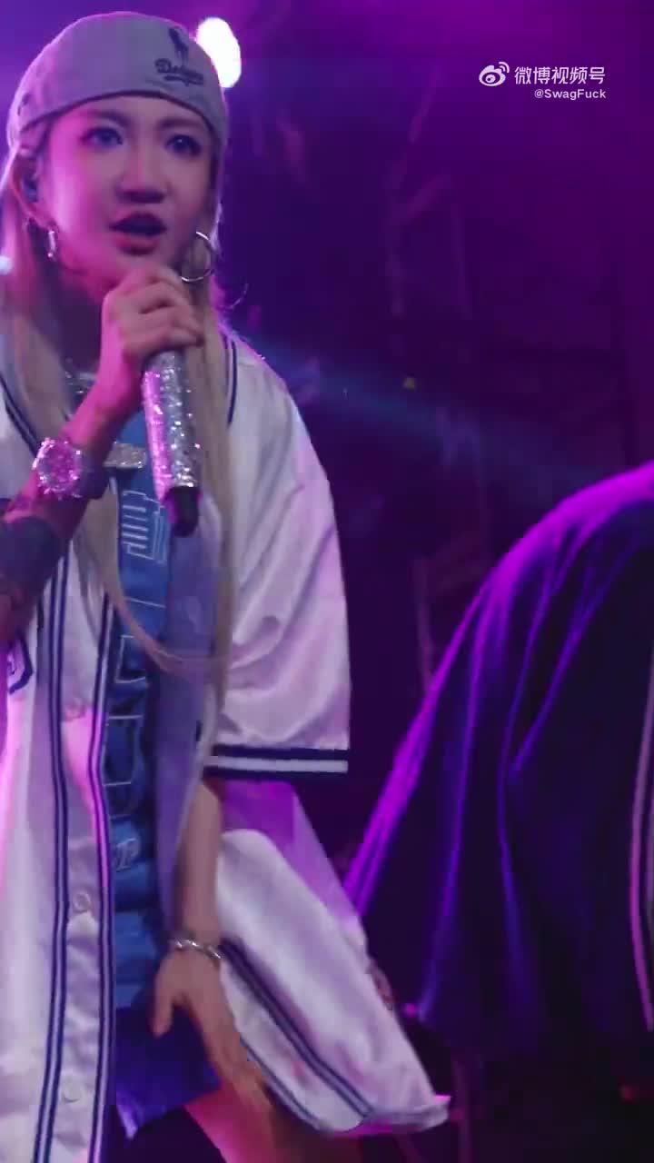 突然开火！乃万在演出时Diss了Capper？？ - 知乎