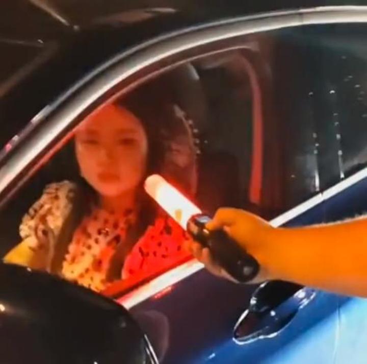 湖南：宝马女司机酒驾撞人拖行一公里，淡定打电话找关系 知乎 