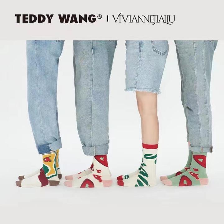 TEDDY WANG® x VIVIANJIALIU联名潮袜｜攒了好久的温柔与浪漫，想要一次性给你；TEDDY WANG®品牌携手旅法跨界艺术 ...