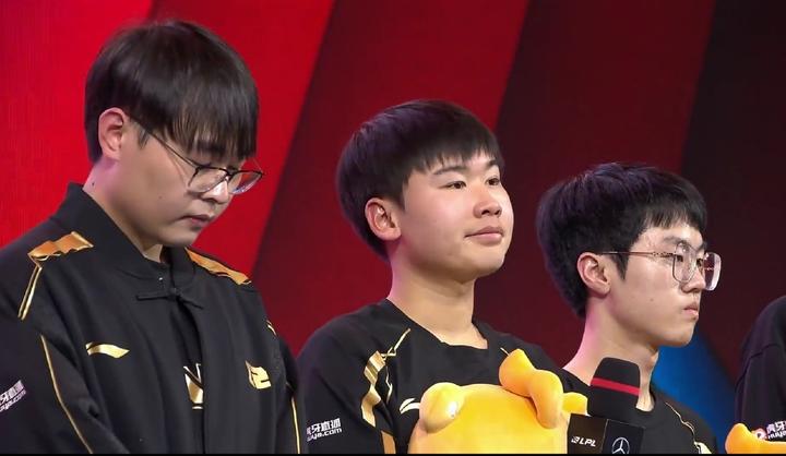 RNG搞笑三兄弟火了，冠军下路被斩杀，强行越塔369，Ming沦为笑柄 - 知乎