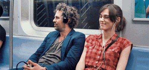 “Hit on someone”是什么意思？你不一定猜的到 - 知乎