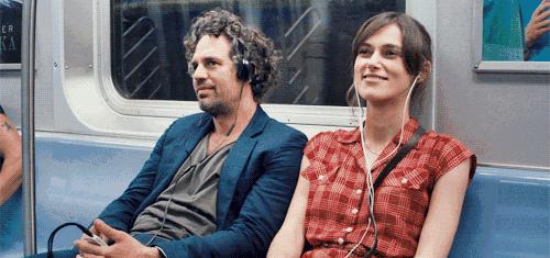 “Hit on someone”是什么意思？你不一定猜的到 - 知乎