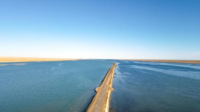 航拍：青海最美“海上公路”，如巨龙盘亘双色海平面 - 知乎