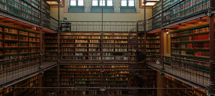 注意！in the library 和 at the library 表达的意思不一样！不要弄错了！ - 知乎