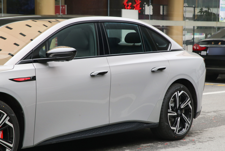 赶在小米SU7前上市，红旗EH7起步22.98万，硬件是有诚意的 - 知乎