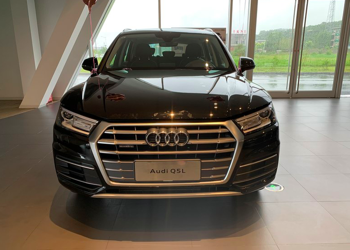 2020款奥迪Q5L实车进店！黑色车身很大方，轴距超2.9米配双离合 - 知乎