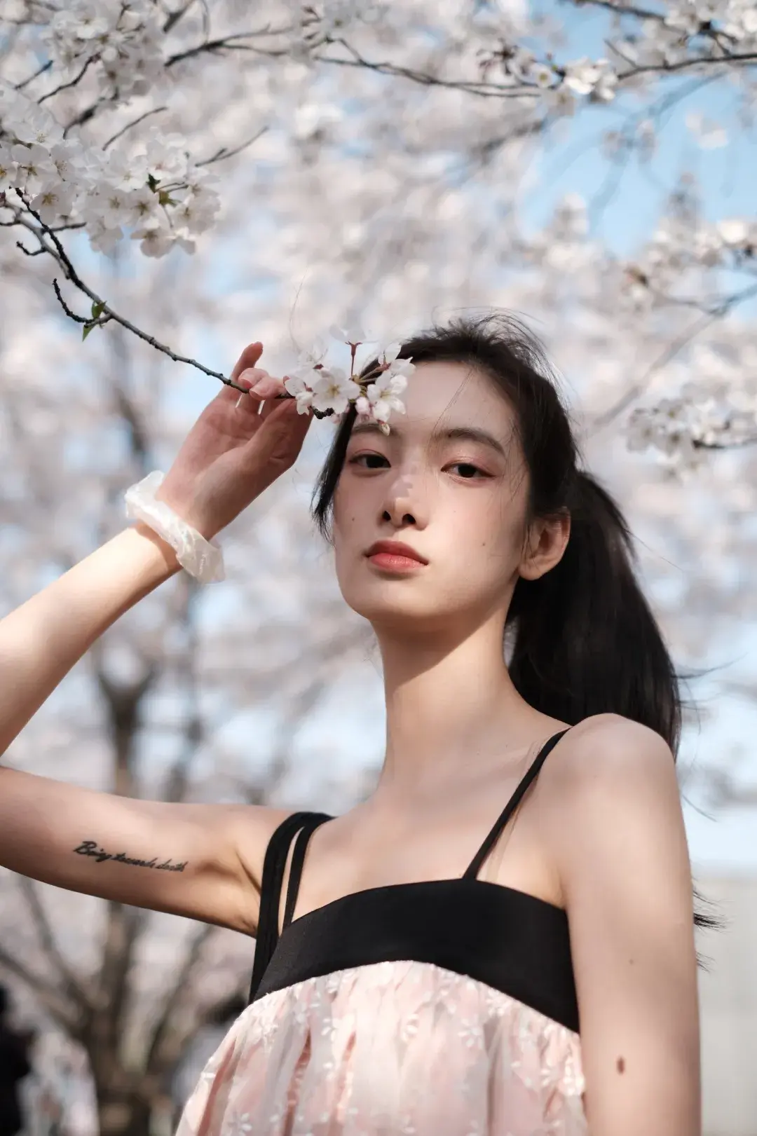 恭喜恋爱！32岁“最丑国模”和189cm奶狗男友同框刷爆热搜：不结婚很难收场！ - 知乎