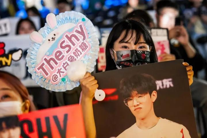 LoL Esports分享S13现场粉丝照片：TheShy粉丝全力打Call~ - 知乎