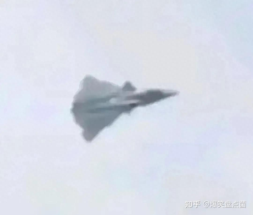 JH-26真机现身？无垂尾带鸭翼：50吨级小隐轰，目标：美军航母！ - 知乎