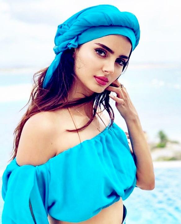 中东第一超模Mahlagha，魔鬼身材厚嘴唇，一条项链就价值150万 - 知乎