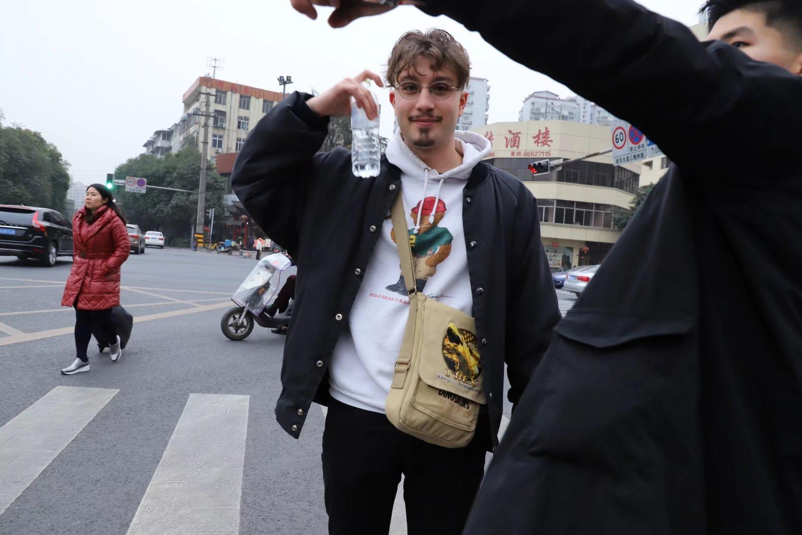 如何评价bbno$这个歌手？ - 知乎