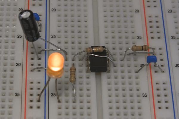 经典芯片——555定时器芯片，年产量10亿颗，它是如何工作的？ - 知乎