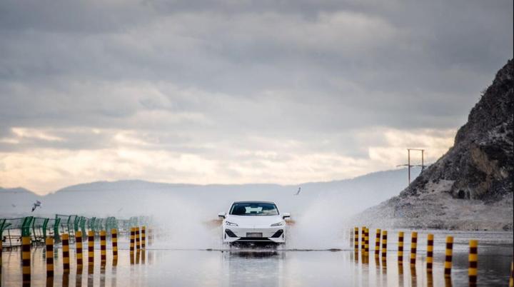 过瘾！一口气跑完1200公里 开深蓝SL03增程版打卡香格里拉 - 知乎