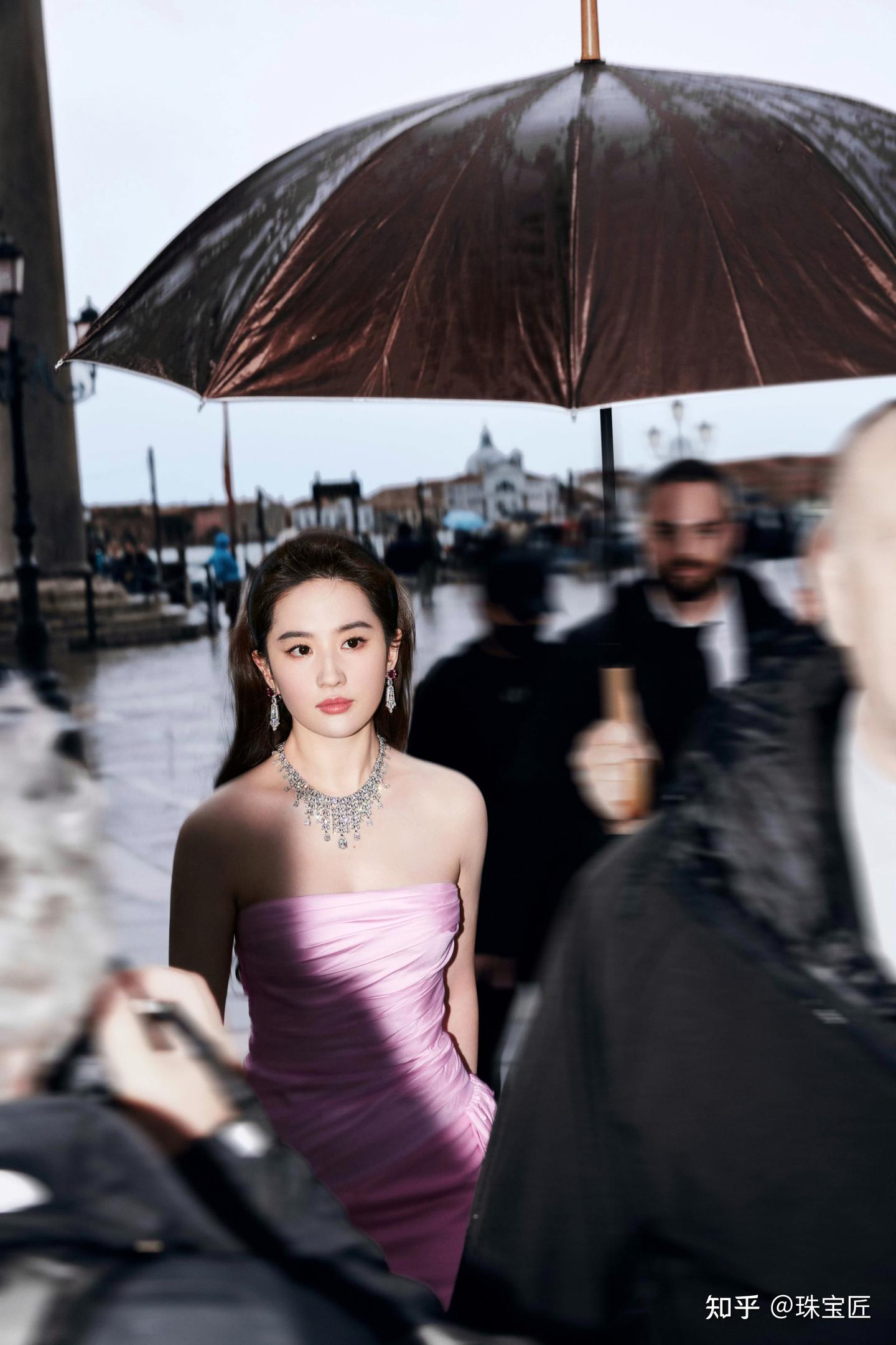 165ct！宝格丽：这次够大了吗！刘亦菲霸屏VOGUE，5亿蓝宝石终于抢镜成功！ - 知乎