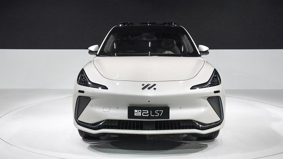 30万元出头的纯电5座SUV，智己LS7和小鹏蔚来有啥不同 - 知乎