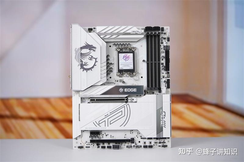 微星MPG Z890 EDGE TI WIFI刀锋钛主板评测：全白高颜值，一键提升10%带宽、降低10%延迟