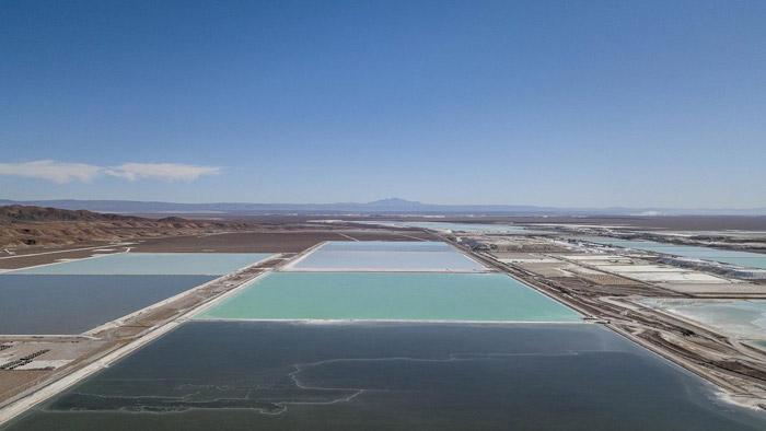 中国的高风险战略：斥巨资控制全球三分之一的锂矿产能 - 知乎