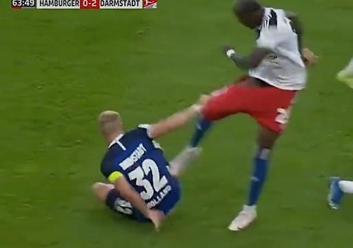 QNMD！被强硬阻挡+疯狂扯裤，汉堡前锋心态炸裂反身一脚爆抽对手 - 知乎