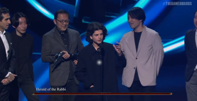 如何看待 TGA 2022 年度游戏颁奖时一位少年跟着混上台并成功发言？ - 知乎