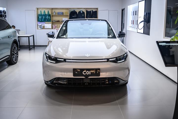 实拍丨3秒零百加速 超700KM续航 零跑C01西安到店 - 知乎