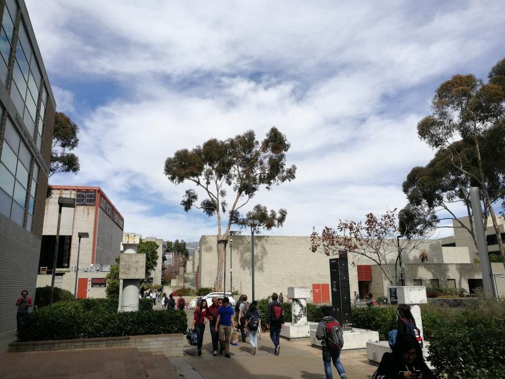 请问ucsd ece 与uiuc cs如何选择？ - 知乎