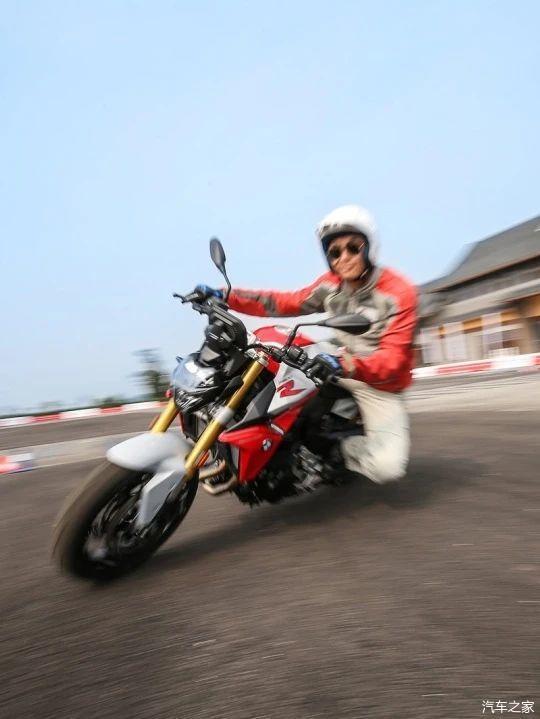 承上启下，宝马F900 R/XR系列初体验 | 把玩 - 知乎