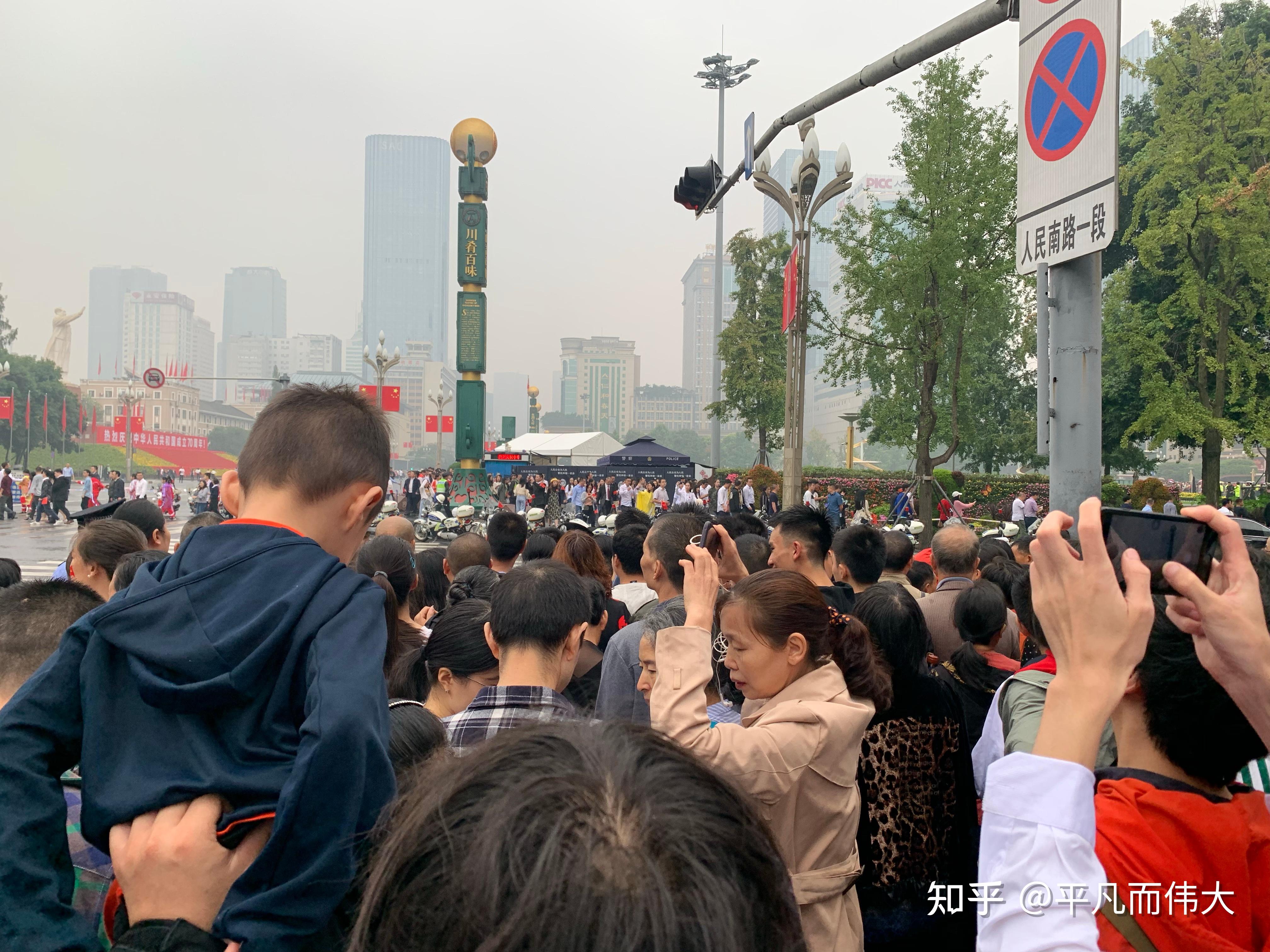 女生回应成都地铁上遭男子偷拍，呼吁「大家勇敢站出来」，地铁上被偷拍你会怎么做，女生该怎样保护自己？ 知乎