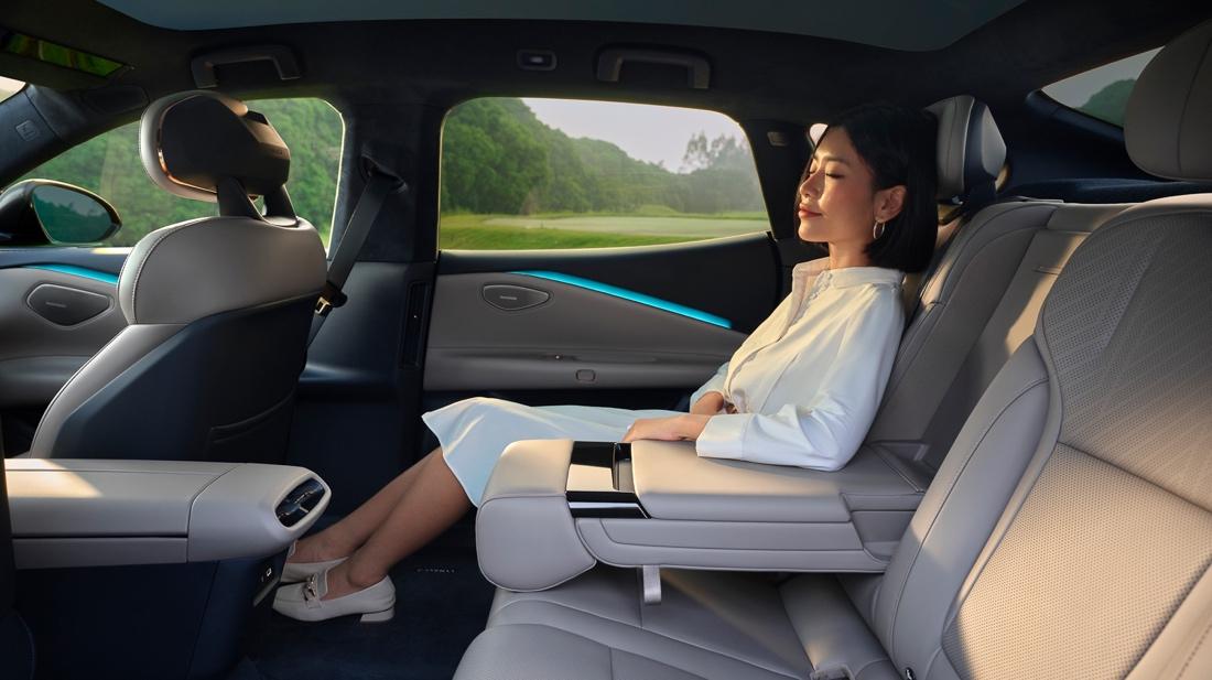 领克首款纯电轿车Z10上市，限时19.68万起售，追着小米SU7打 - 知乎