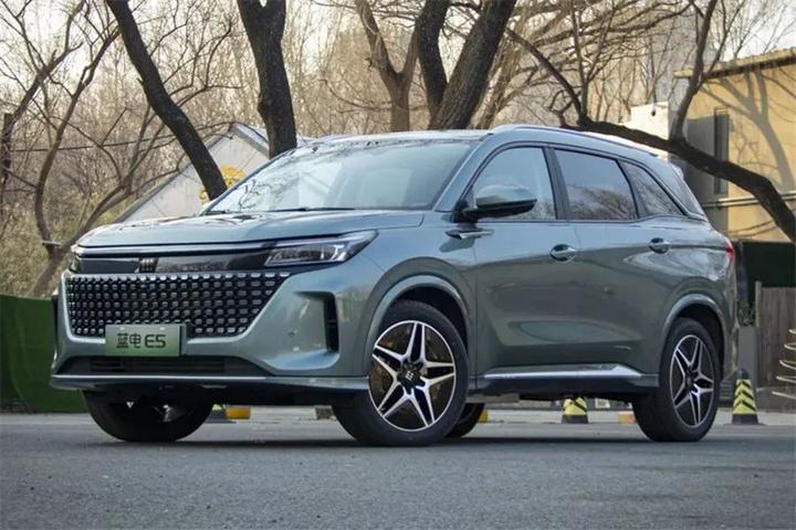 售价13.99万起，比亚迪1.5L插电混动+7座布局，蓝电E5正式上市 - 知乎