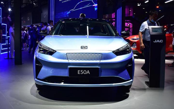 成都车展：江淮大众思皓E50A发布，轴距2760mm，配LCD屏幕+导航 - 知乎