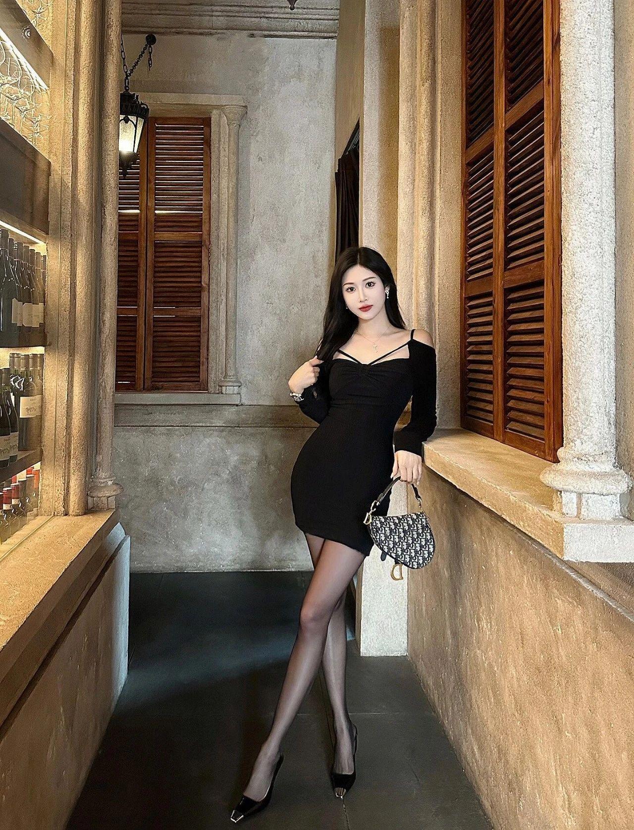 黑裙+黑丝丨167cm 47kg黑丝+黑裙+马鞍包穿搭指南服饰搭配 - 知乎