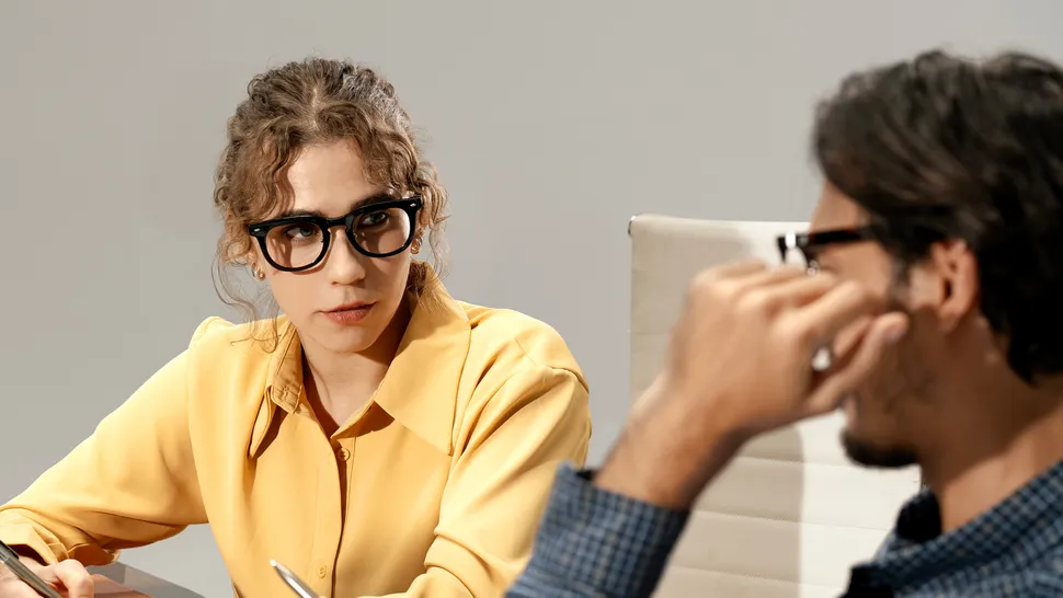 AI隐显眼镜Halliday亮相CES 2025，目前已开启预定 - 知乎